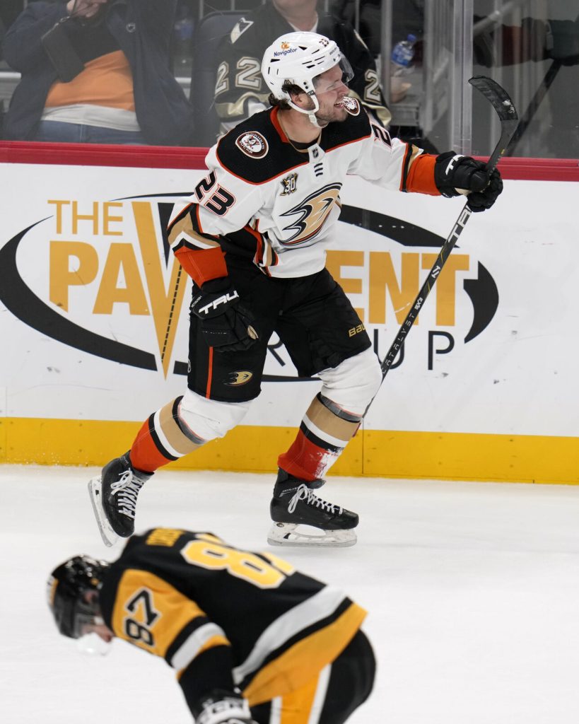 Mason McTavish scores in the final seconds to lead the Ducks over the ...